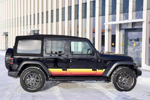 Black Jeep Wrangler 2024 in Vilnius, with an engine capacity of 2.00 L and mileage of 39 thousand km for 38999 €, photo 8 on AUTOMOTO.COM.LV