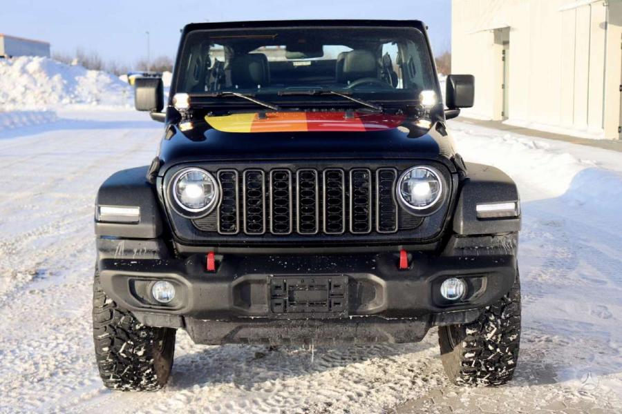 Black Jeep Wrangler 2024 in Vilnius, with an engine capacity of 2.00 L and mileage of 39 thousand km for 38999 €, photo 14 on AUTOMOTO.COM.LV