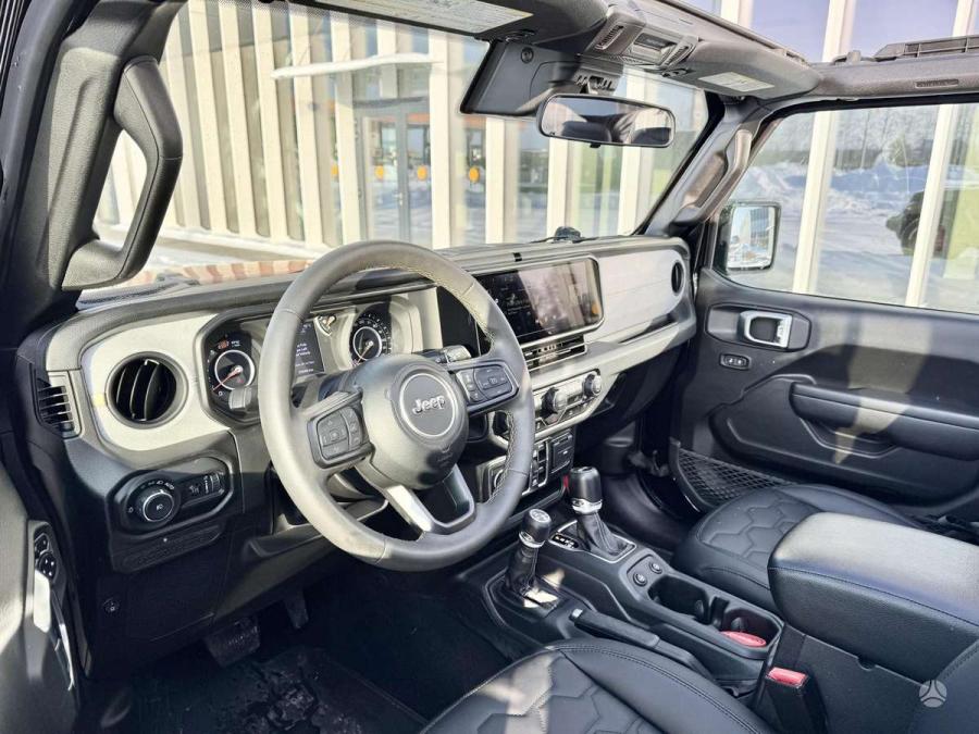 Black Jeep Wrangler 2024 in Vilnius, with an engine capacity of 2.00 L and mileage of 39 thousand km for 38999 €, photo 18 on AUTOMOTO.COM.LV
