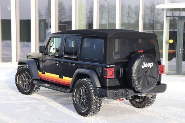 Black Jeep Wrangler 2024 in Vilnius, with an engine capacity of 2.00 L and mileage of 39 thousand km for 38999 €, photo 3 on AUTOMOTO.COM.LV