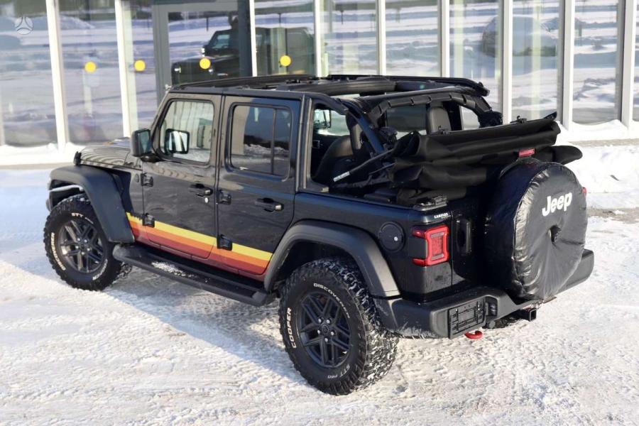 Black Jeep Wrangler 2024 in Vilnius, with an engine capacity of 2.00 L and mileage of 39 thousand km for 38999 €, photo 8 on AUTOMOTO.COM.LV