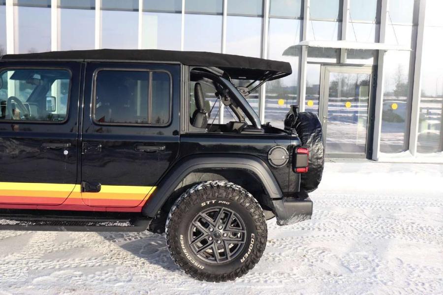 Black Jeep Wrangler 2024 in Vilnius, with an engine capacity of 2.00 L and mileage of 39 thousand km for 38999 €, photo 15 on AUTOMOTO.COM.LV