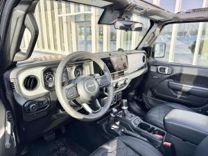 Black Jeep Wrangler 2024 in Vilnius, with an engine capacity of 2.00 L and mileage of 39 thousand km for 38999 €, photo 17 on AUTOMOTO.COM.LV