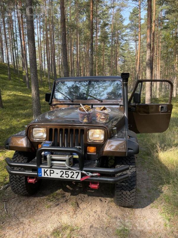 Brown Jeep Wrangler 1989 in Riga, with an engine capacity of 4.20 L and mileage of 105 thousand km for 10200 €, photo 2 on AUTOMOTO.COM.LV