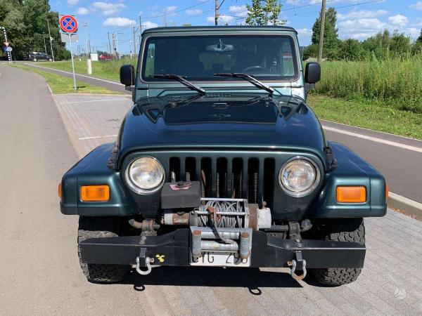 Green Jeep Wrangler 2004 in Riga, with an engine capacity of 3.96 L and mileage of 210 thousand km for 14900 €, photo 2 on AUTOMOTO.COM.LV