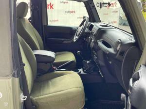 Green Jeep Wrangler 2018 in Vilnius, with an engine capacity of 3.60 L and mileage of 8 thousand km for 28900 €, photo 8 on AUTOMOTO.COM.LV
