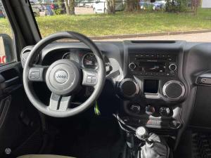 Green Jeep Wrangler 2018 in Vilnius, with an engine capacity of 3.60 L and mileage of 8 thousand km for 28900 €, photo 10 on AUTOMOTO.COM.LV