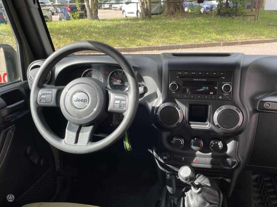 Green Jeep Wrangler 2018 in Vilnius, with an engine capacity of 3.60 L and mileage of 8 thousand km for 28900 €, photo 10 on AUTOMOTO.COM.LV