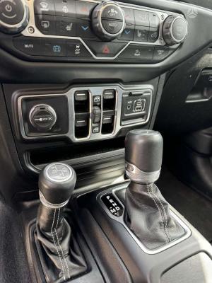 Zaļš Jeep Wrangler 2022 Viļņa, ar dzinēja tilpumu 2.00 L un nobraukumu 70 tūkst. km par 36300 €, foto 24 vietnē AUTOMOTO.COM.LV