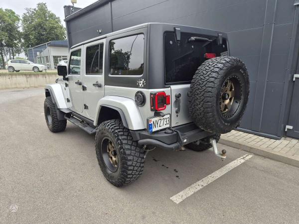 Grey Jeep Wrangler 2010 in Raseiniai, with an engine capacity of 2.78 L and mileage of 212 thousand km for 21900 €, photo 3 on AUTOMOTO.COM.LV