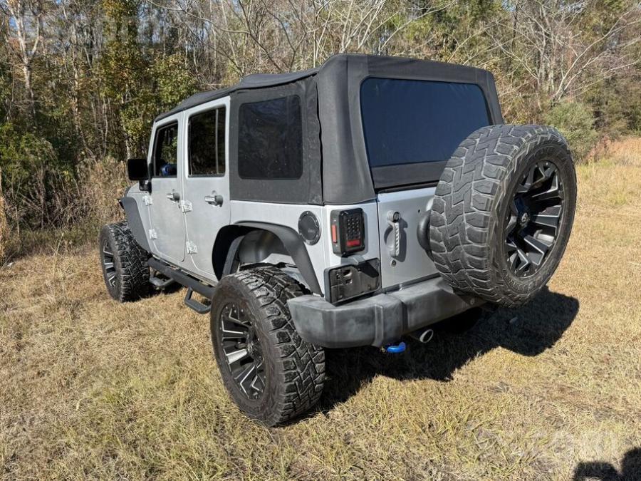 Grey Jeep Wrangler 2012 in Riga, with an engine capacity of 3.60 L and mileage of 170 thousand km for 16000 €, photo 4 on AUTOMOTO.COM.LV