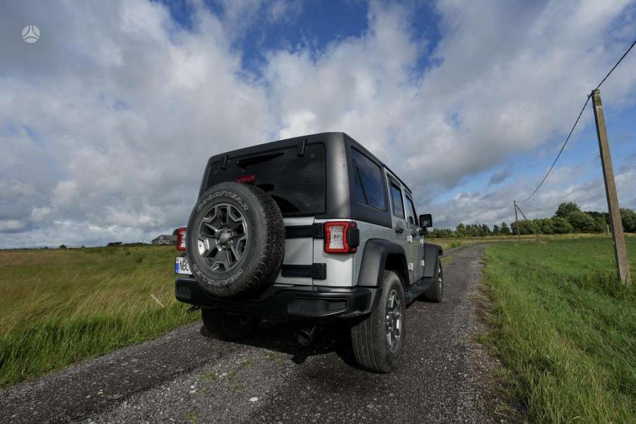 Grey Jeep Wrangler 2012 in Vilnius, with an engine capacity of 2.78 L and mileage of 197 thousand km for 22900 €, photo 8 on AUTOMOTO.COM.LV