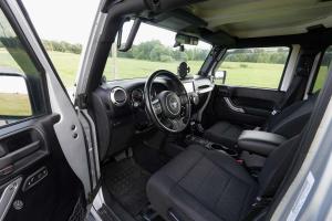 Grey Jeep Wrangler 2012 in Vilnius, with an engine capacity of 2.78 L and mileage of 197 thousand km for 22900 €, photo 11 on AUTOMOTO.COM.LV
