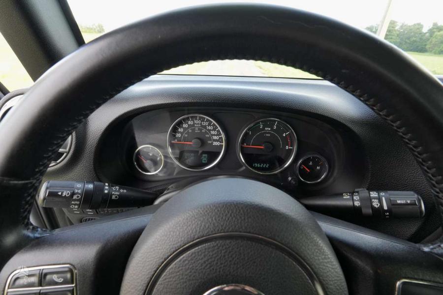 Grey Jeep Wrangler 2012 in Vilnius, with an engine capacity of 2.78 L and mileage of 197 thousand km for 22900 €, photo 13 on AUTOMOTO.COM.LV