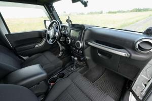 Grey Jeep Wrangler 2012 in Vilnius, with an engine capacity of 2.78 L and mileage of 197 thousand km for 22900 €, photo 15 on AUTOMOTO.COM.LV