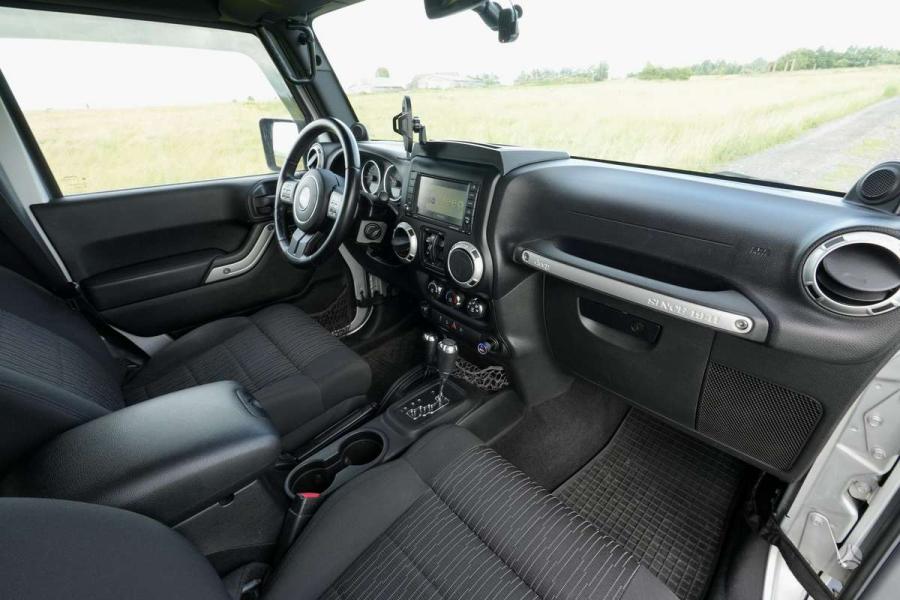 Grey Jeep Wrangler 2012 in Vilnius, with an engine capacity of 2.78 L and mileage of 197 thousand km for 22900 €, photo 15 on AUTOMOTO.COM.LV