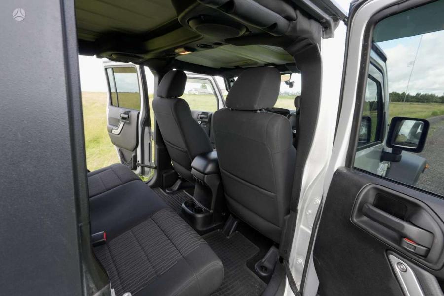 Grey Jeep Wrangler 2012 in Vilnius, with an engine capacity of 2.78 L and mileage of 197 thousand km for 22900 €, photo 16 on AUTOMOTO.COM.LV