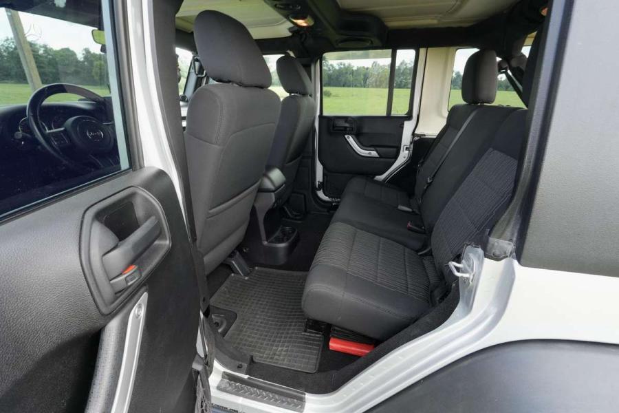 Grey Jeep Wrangler 2012 in Vilnius, with an engine capacity of 2.78 L and mileage of 197 thousand km for 22900 €, photo 17 on AUTOMOTO.COM.LV