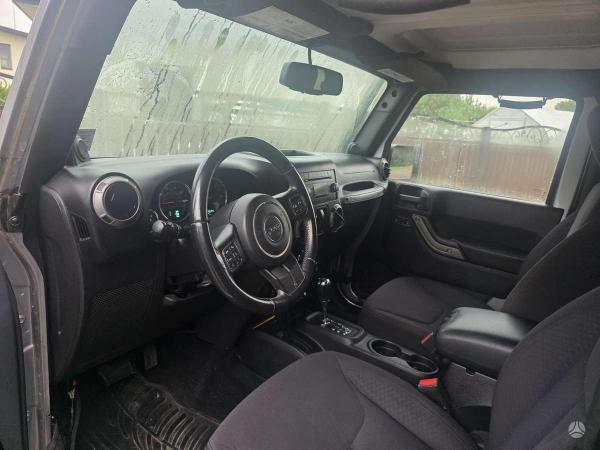 Pelēks Jeep Wrangler 2013 Viļņa, ar dzinēja tilpumu 3.60 L un nobraukumu 160 tūkst. km par 15700 €, foto 3 vietnē AUTOMOTO.COM.LV