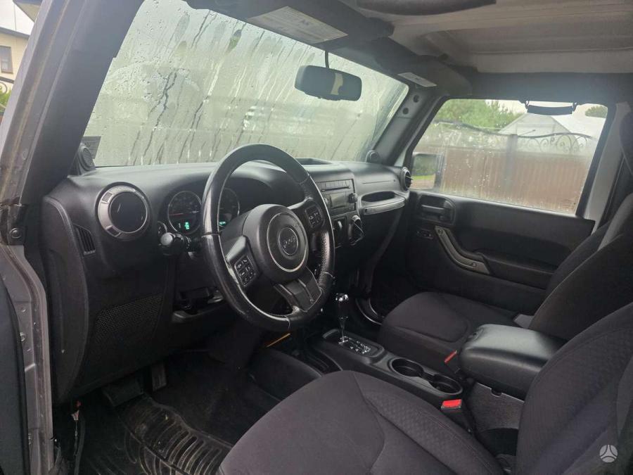 Grey Jeep Wrangler 2013 in Vilnius, with an engine capacity of 3.60 L and mileage of 160 thousand km for 15700 €, photo 4 on AUTOMOTO.COM.LV