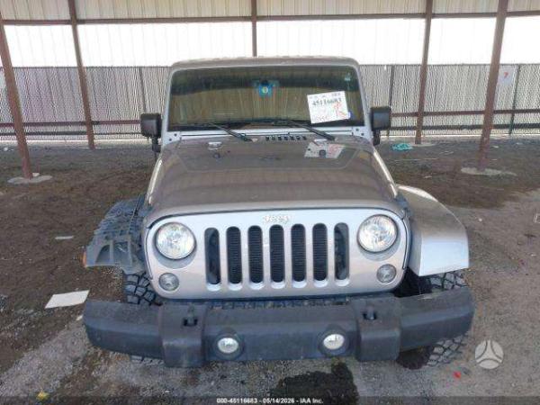 Pelēks Jeep Wrangler 2015 Klaipėda, ar dzinēja tilpumu 3.60 L un nobraukumu 90 tūkst. km par 10000 €, foto 8 vietnē AUTOMOTO.COM.LV