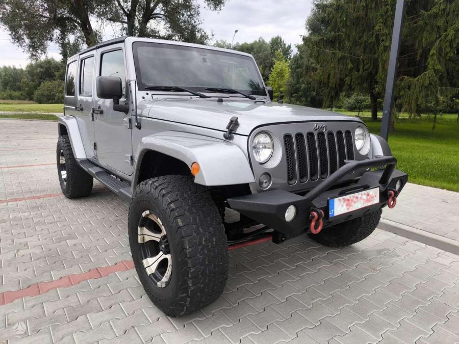 Grey Jeep Wrangler 2016 in Siauliai, with an engine capacity of 3.60 L and mileage of 217 thousand km for 12800 €, photo 3 on AUTOMOTO.COM.LV