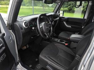 Grey Jeep Wrangler 2016 in Siauliai, with an engine capacity of 3.60 L and mileage of 217 thousand km for 12800 €, photo 13 on AUTOMOTO.COM.LV