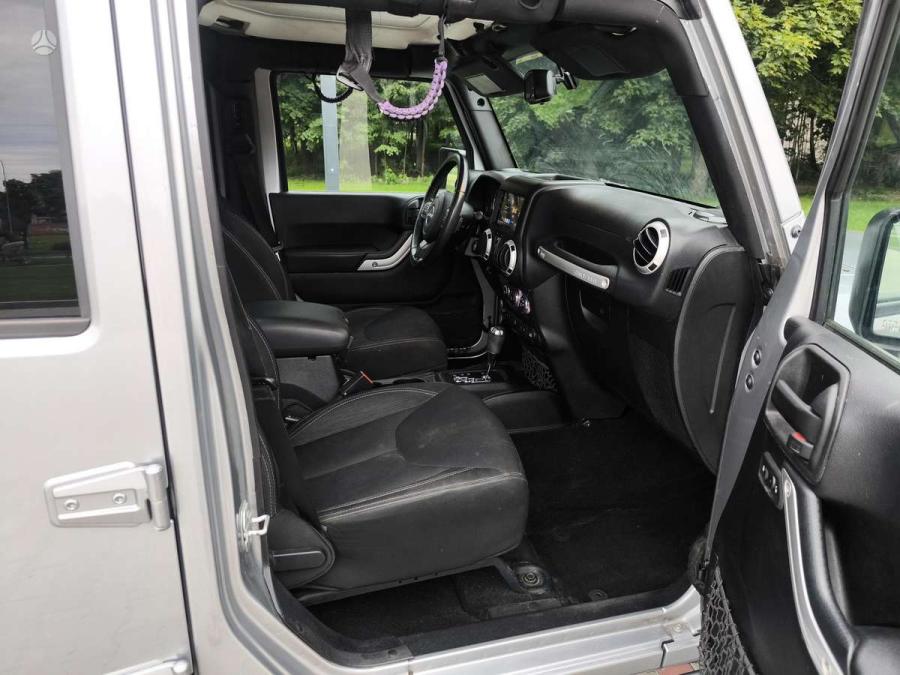 Grey Jeep Wrangler 2016 in Siauliai, with an engine capacity of 3.60 L and mileage of 217 thousand km for 12800 €, photo 18 on AUTOMOTO.COM.LV