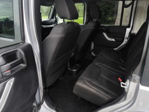 Grey Jeep Wrangler 2016 in Siauliai, with an engine capacity of 3.60 L and mileage of 217 thousand km for 12800 €, photo 20 on AUTOMOTO.COM.LV
