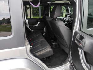Grey Jeep Wrangler 2016 in Siauliai, with an engine capacity of 3.60 L and mileage of 217 thousand km for 12800 €, photo 21 on AUTOMOTO.COM.LV