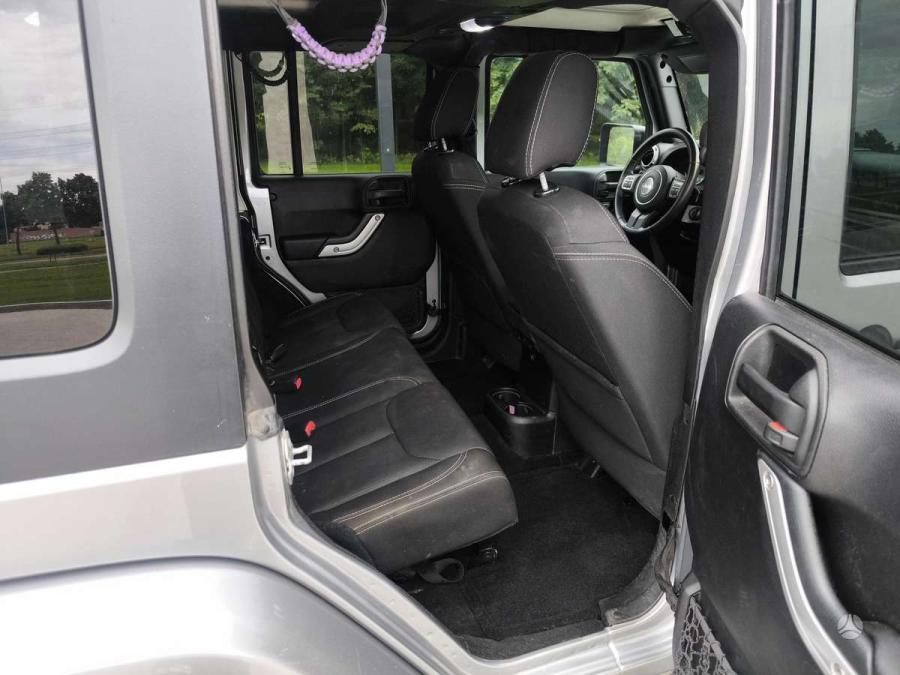 Grey Jeep Wrangler 2016 in Siauliai, with an engine capacity of 3.60 L and mileage of 217 thousand km for 12800 €, photo 21 on AUTOMOTO.COM.LV