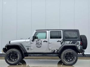 Pelēks Jeep Wrangler 2017 Viļņa, ar dzinēja tilpumu 3.60 L un nobraukumu 125 tūkst. km par 24500 €, foto  vietnē AUTOMOTO.COM.LV