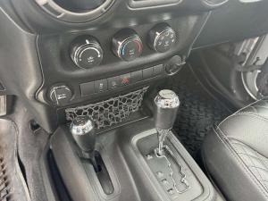 Pelēks Jeep Wrangler 2017 Viļņa, ar dzinēja tilpumu 3.60 L un nobraukumu 125 tūkst. km par 24500 €, foto 16 vietnē AUTOMOTO.COM.LV