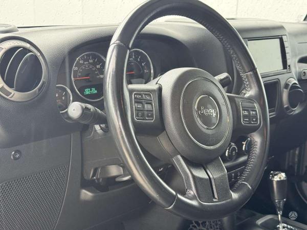 Grey Jeep Wrangler 2017 in Vilnius, with an engine capacity of 3.60 L and mileage of 125 thousand km for 24500 €, photo 9 on AUTOMOTO.COM.LV