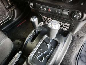 Pelēks Jeep Wrangler 2017 Viļņa, ar dzinēja tilpumu 3.60 L un nobraukumu 93 tūkst. km par 24990 €, foto 12 vietnē AUTOMOTO.COM.LV