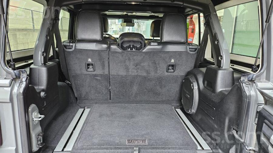 Grey Jeep Wrangler 2019 in Vilnius, with an engine capacity of 2.20 L and mileage of 0 thousand km for 37999 €, photo 12 on AUTOMOTO.COM.LV