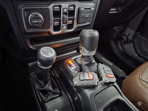 Grey Jeep Wrangler 2020 in Siauliai, with an engine capacity of 3.60 L and mileage of 45 thousand km for 39950 €, photo 11 on AUTOMOTO.COM.LV