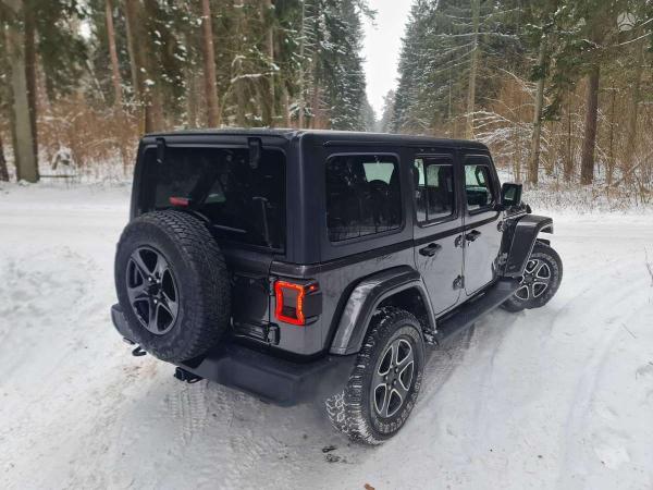 Pelēks Jeep Wrangler 2020 Prienai, ar dzinēja tilpumu 3.60 L un nobraukumu 114 tūkst. km par 28500 €, foto 4 vietnē AUTOMOTO.COM.LV