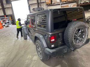 Grey Jeep Wrangler 2020 in Ukmerge, with an engine capacity of 3.60 L and mileage of 68 thousand km for 15999 €, photo 7 on AUTOMOTO.COM.LV