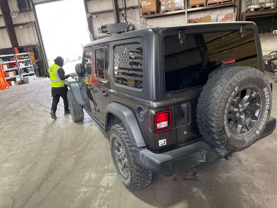 Grey Jeep Wrangler 2020 in Ukmerge, with an engine capacity of 3.60 L and mileage of 68 thousand km for 15999 €, photo 7 on AUTOMOTO.COM.LV