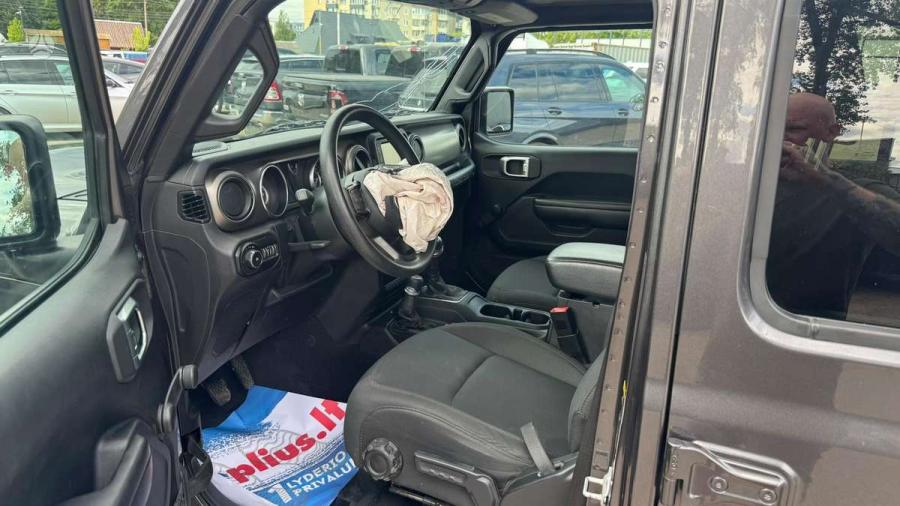 Grey Jeep Wrangler 2020 in Ukmerge, with an engine capacity of 3.60 L and mileage of 68 thousand km for 13450 €, photo 11 on AUTOMOTO.COM.LV
