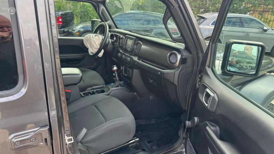 Grey Jeep Wrangler 2020 in Ukmerge, with an engine capacity of 3.60 L and mileage of 68 thousand km for 13450 €, photo 14 on AUTOMOTO.COM.LV