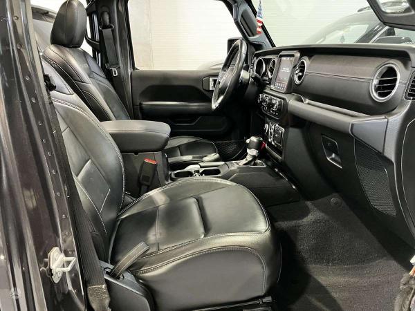 Pelēks Jeep Wrangler 2021 Klaipėda, ar dzinēja tilpumu 3.60 L un nobraukumu 50 tūkst. km par 42955 €, foto 8 vietnē AUTOMOTO.COM.LV