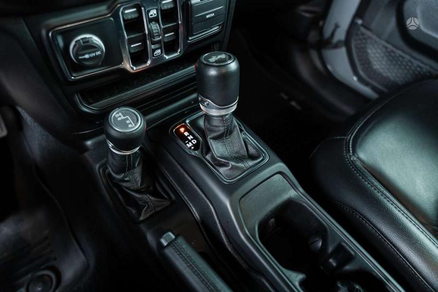 Pelēks Jeep Wrangler 2021 Viļņa, ar dzinēja tilpumu 2.99 L un nobraukumu 42 tūkst. km par 45000 €, foto 37 vietnē AUTOMOTO.COM.LV