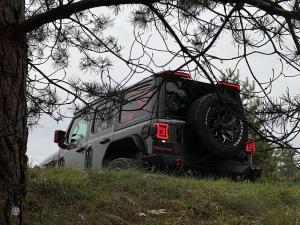 Pelēks Jeep Wrangler 2022 Viļņa, ar dzinēja tilpumu 3.00 L un nobraukumu 30 tūkst. km par 48500 €, foto 13 vietnē AUTOMOTO.COM.LV