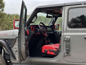 Pelēks Jeep Wrangler 2022 Viļņa, ar dzinēja tilpumu 3.00 L un nobraukumu 30 tūkst. km par 48500 €, foto 17 vietnē AUTOMOTO.COM.LV
