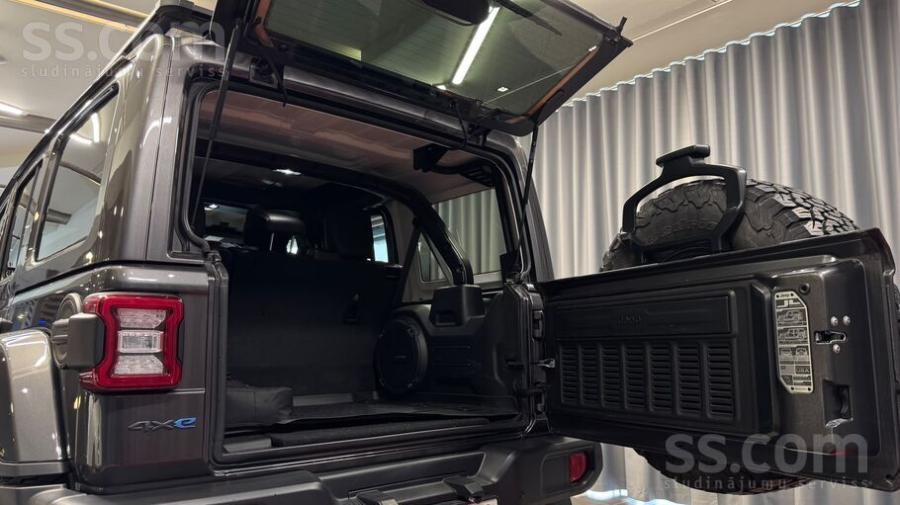 Grey Jeep Wrangler 2022 in Riga, with an engine capacity of 2.00 L and mileage of 85 thousand km for 69900 €, photo 23 on AUTOMOTO.COM.LV
