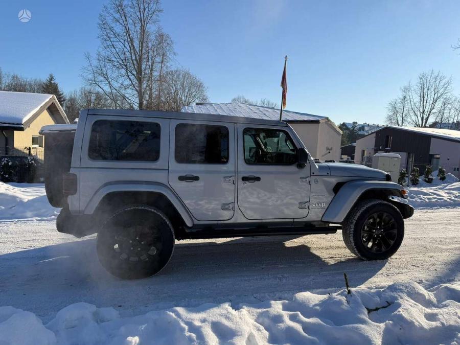 Pelēks Jeep Wrangler 2024 Kauņa, ar dzinēja tilpumu 2.00 L un nobraukumu 12 tūkst. km par 67000 €, foto 3 vietnē AUTOMOTO.COM.LV