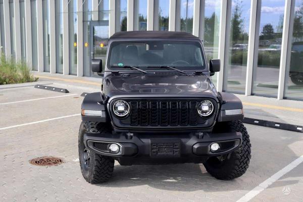 Pelēks Jeep Wrangler 2024 Viļņa, ar dzinēja tilpumu 3.60 L un nobraukumu 15 tūkst. km par 37999 €, foto 3 vietnē AUTOMOTO.COM.LV