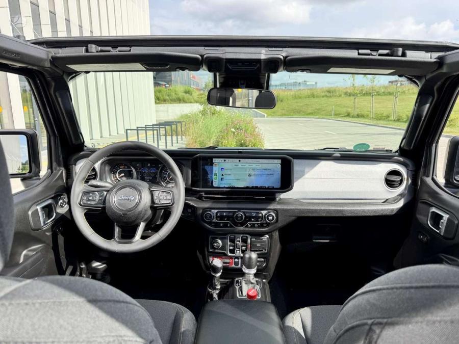 Grey Jeep Wrangler 2024 in Vilnius, with an engine capacity of 3.60 L and mileage of 15 thousand km for 37999 €, photo 16 on AUTOMOTO.COM.LV